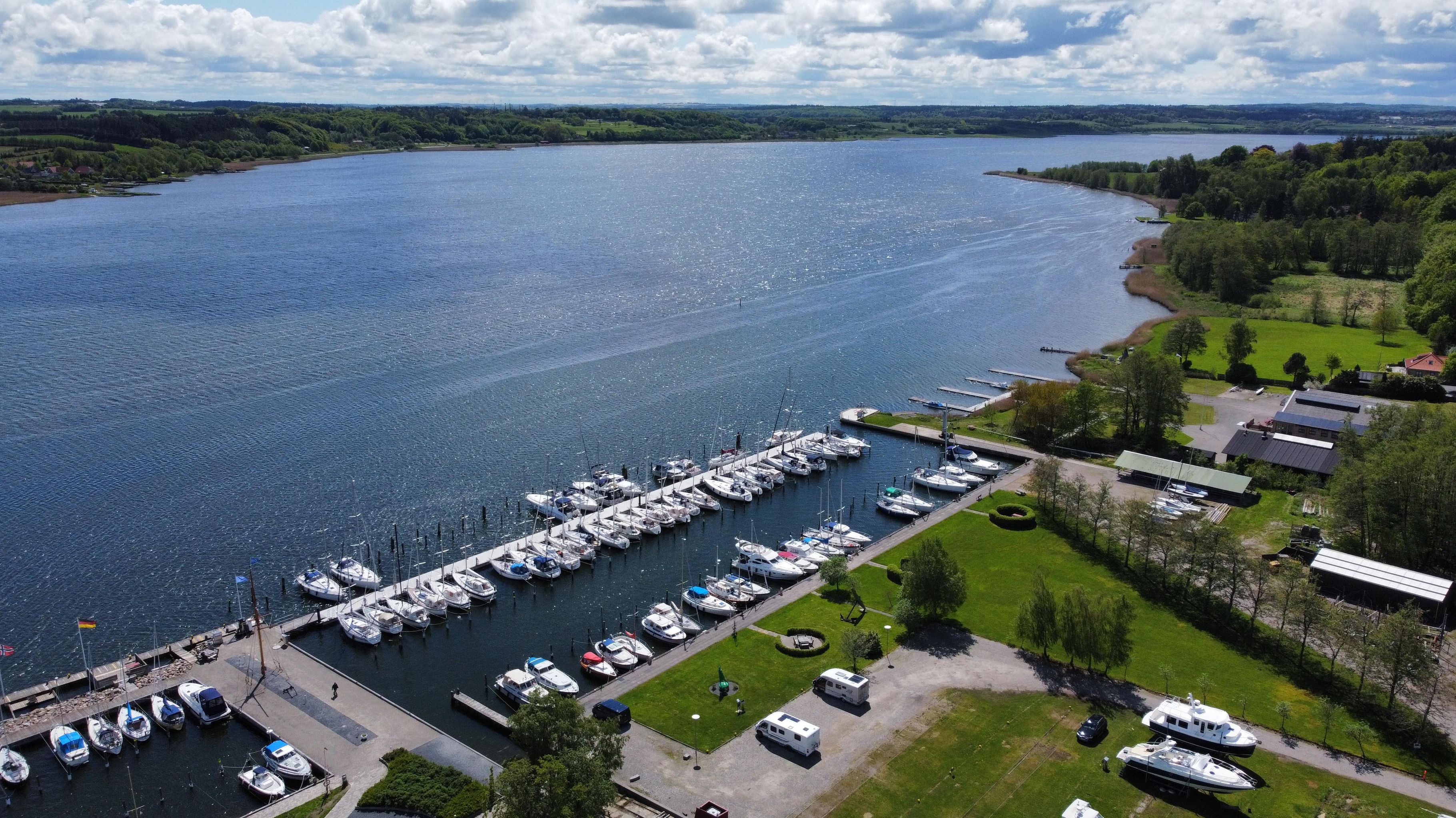 Flere røde båd klippet i Hadsund | Hele Danmarks Havneguide